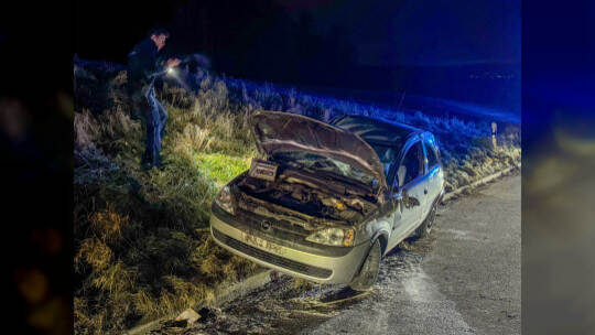 Schwerer Unfall auf B293 bei Bretten: Auto kommt von Straße ab und ...