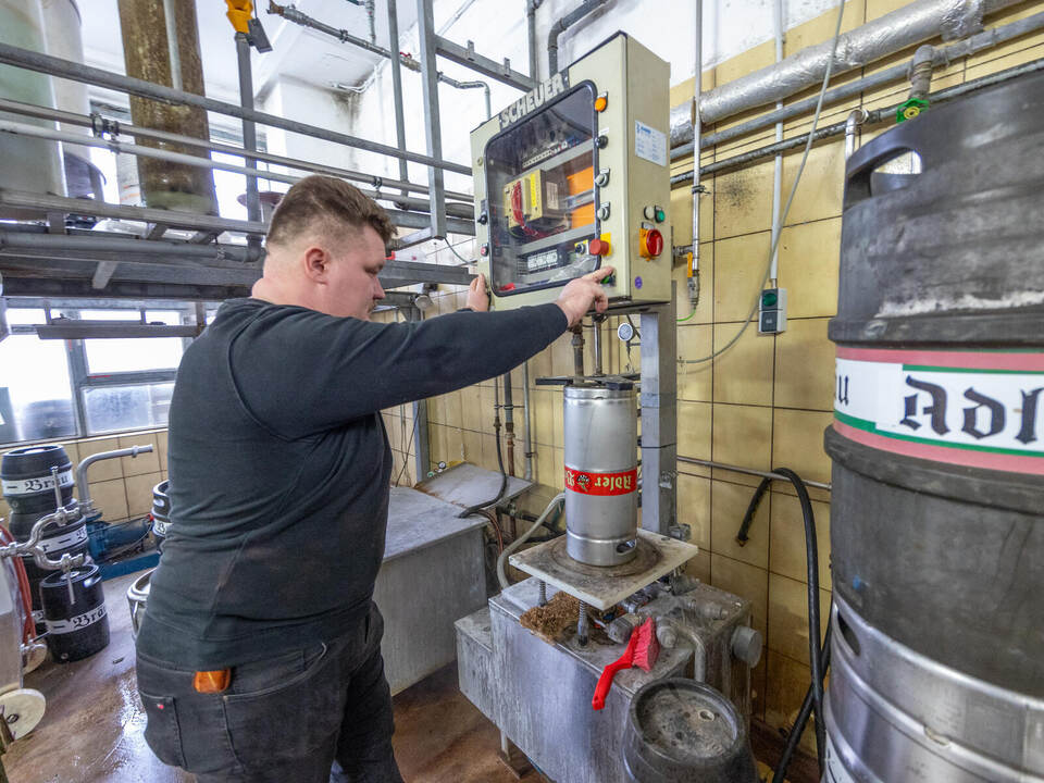 Wie aus Malz und Herzblut Bier wird: PZ-Redakteur besucht Adler-Bräu in ...