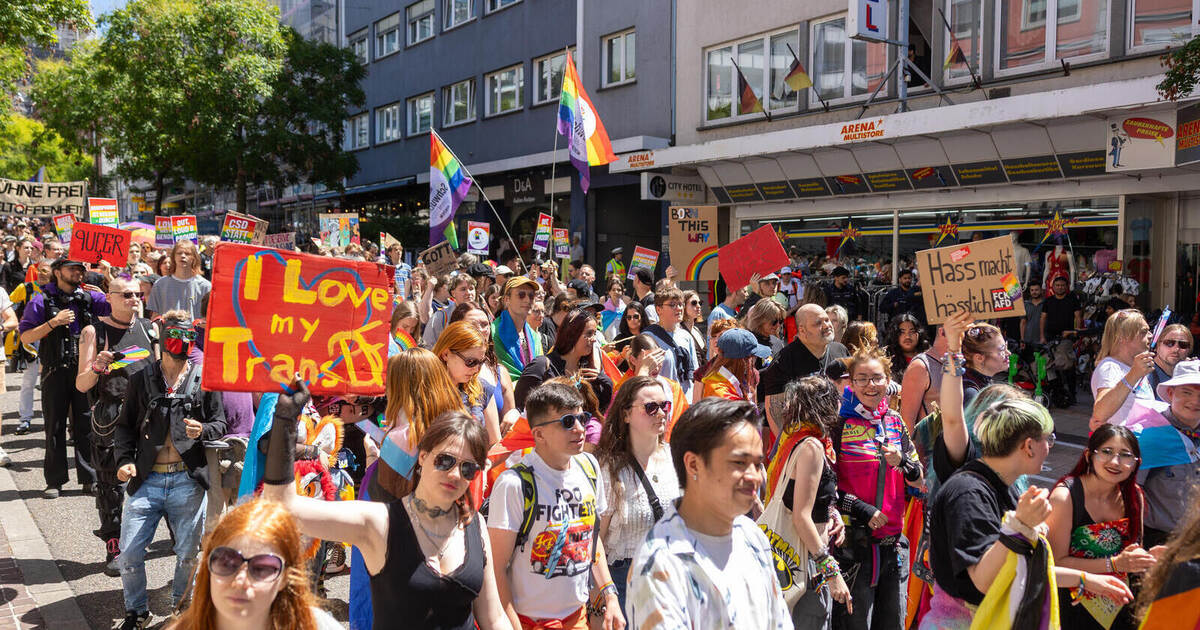 1400 Menschen beim CSD in Pforzheim: Bunter Demozug setzt Zeichen für ...