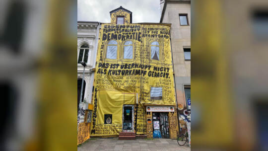 Streit um Buchpreis – Neue Fassade mit Zitaten von Weimer - Show-Biz ...