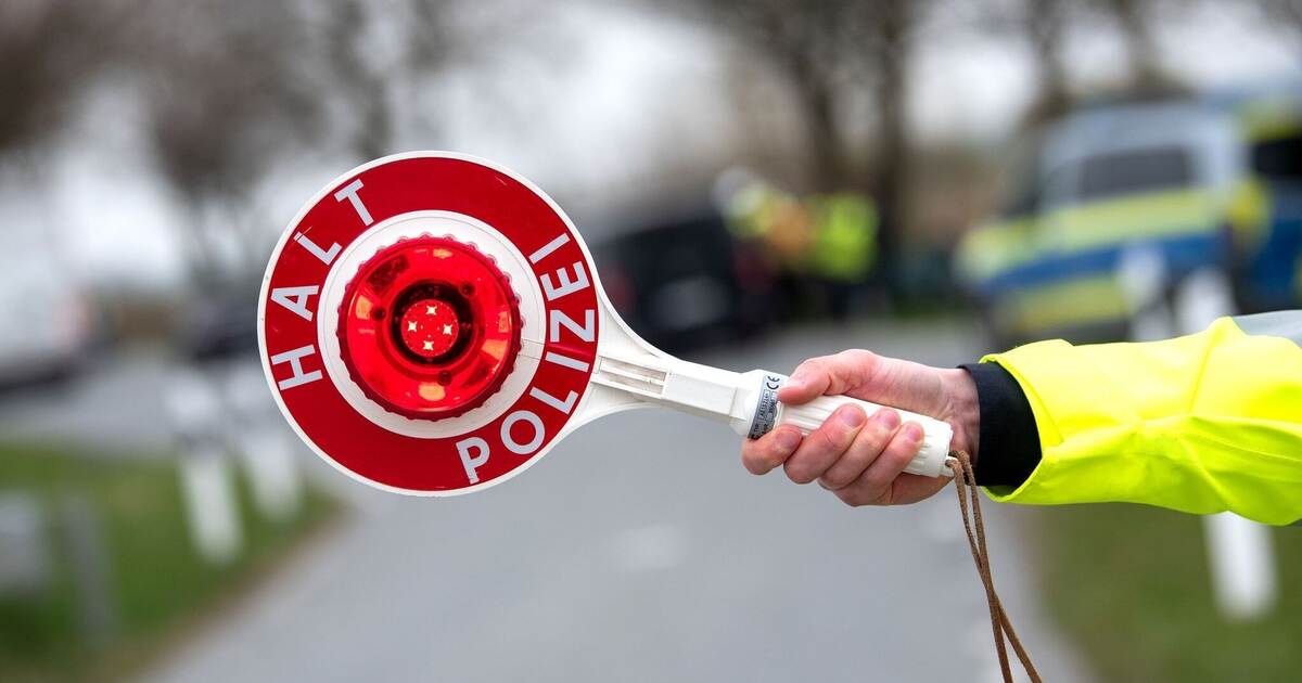 Mit 14 Menschen: Polizei stoppt völlig überladenes Auto - Baden ...