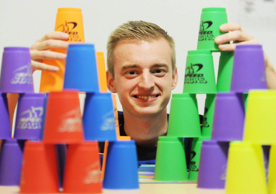 Becher stapeln: Pforzheimer veranstaltet Goldstadt-Stack - Pforzheim ...