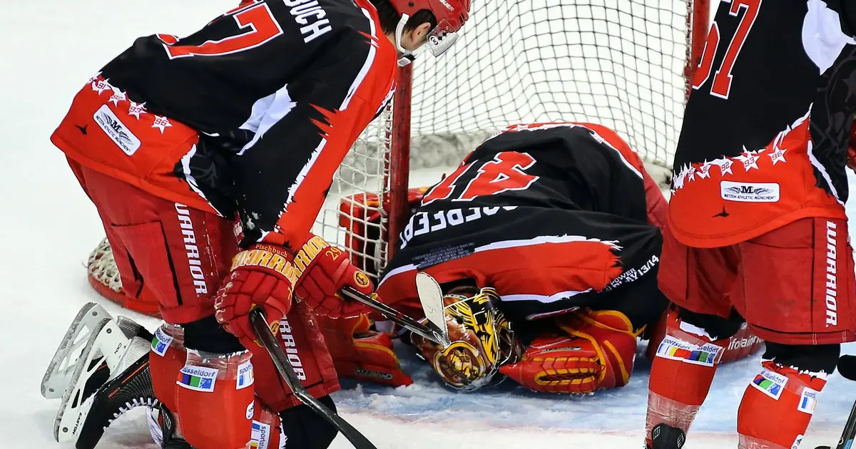 Eishockey-Drama: Torwart durch Puck fast erstickt - Startseite ...