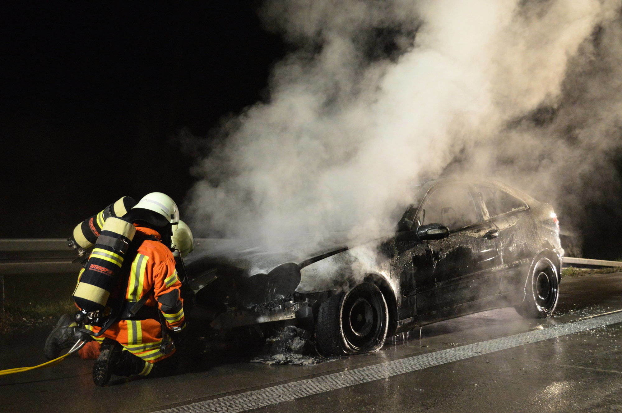 Auto brennt auf der A5 aus - Baden-Württemberg - Pforzheimer-Zeitung