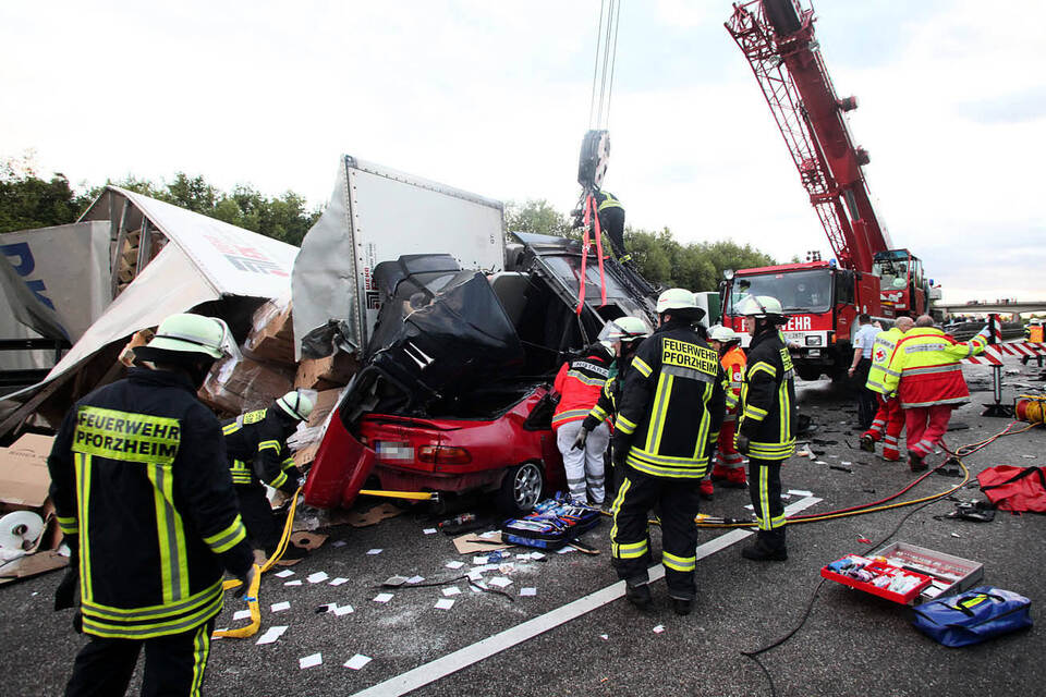 Großeinsatz nach schwerem Lkw-Unfall auf der A8 - Pforzheim ...