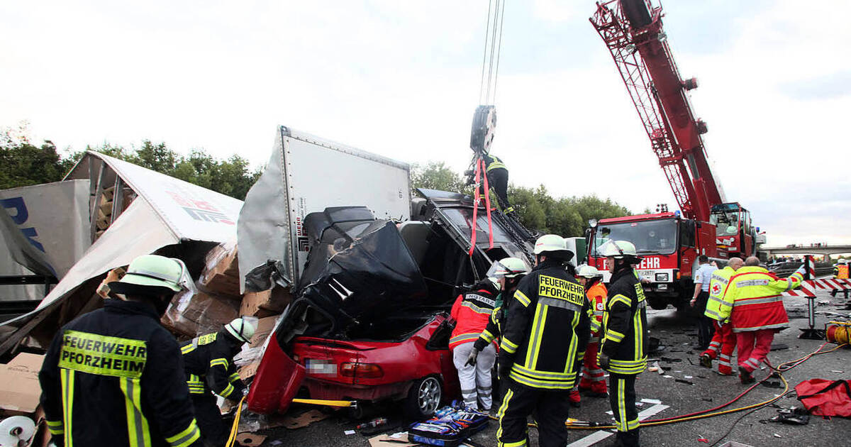 Großeinsatz nach schwerem Lkw-Unfall auf der A8 - Pforzheim ...