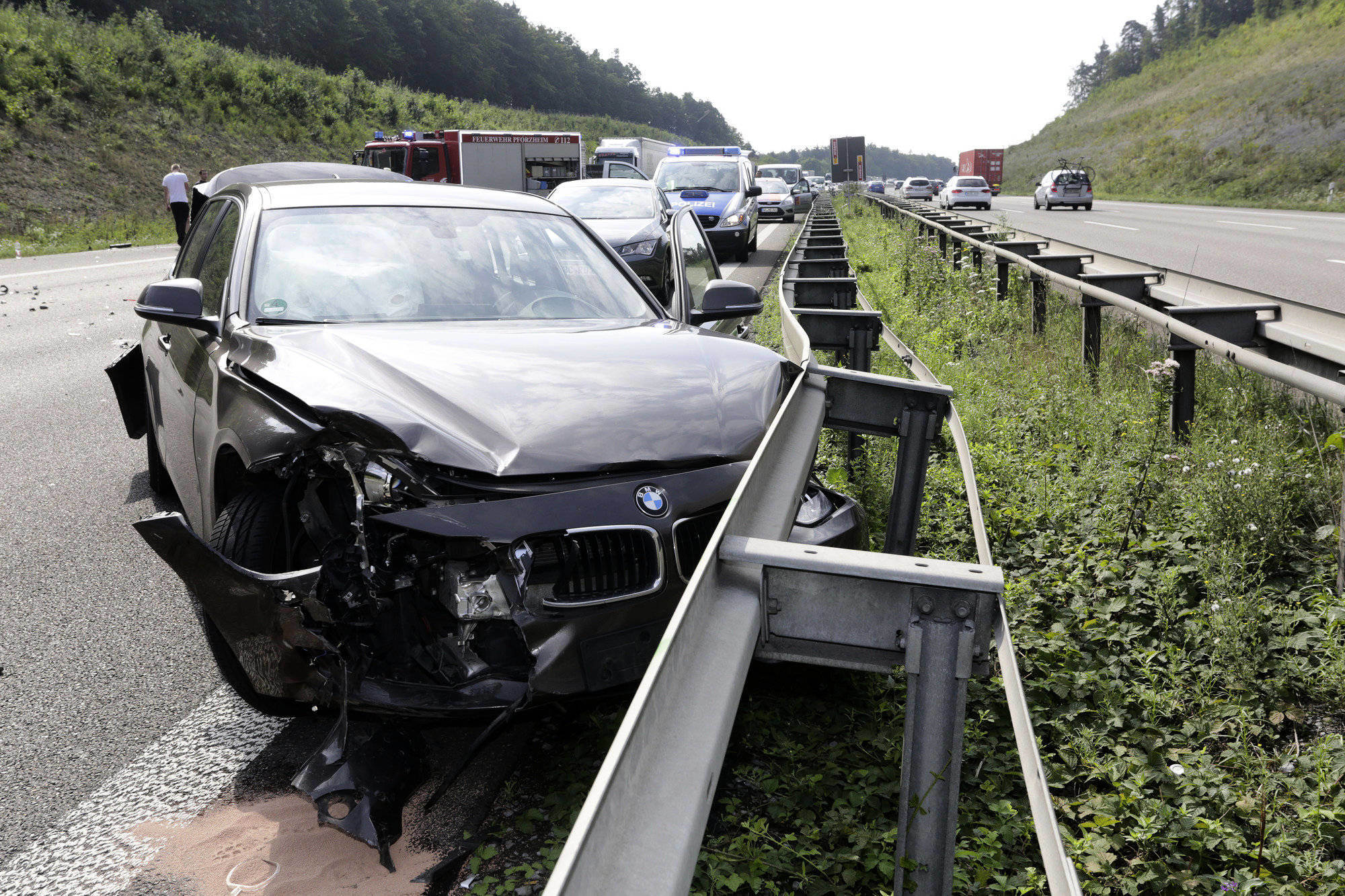 Unfall auf der A8: 23-Jährige rast mit Wagen ungebremst in BMW ...