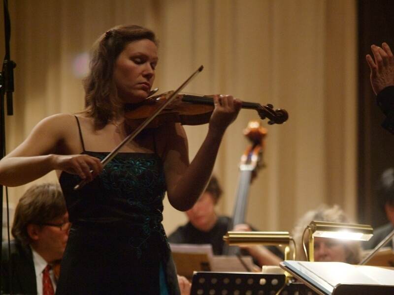 Geigerin Ursula Schoch beim MühlackerConcerto im Uhlandbau - Kultur ...