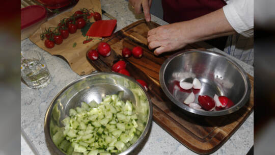 Heimatstarke Sommerküche: PZ-Redakteur Sven Bernhagen kocht mit Beate ...
