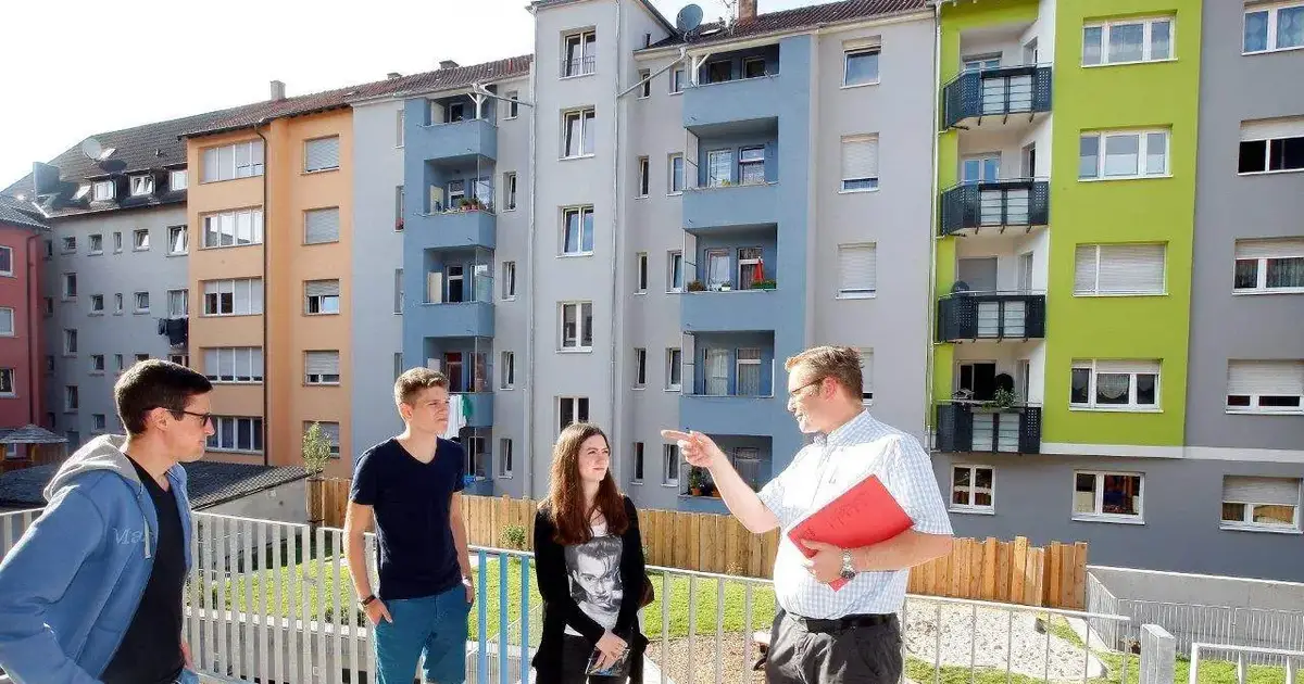 Pforzheimer Studenten besichtigen das neue Wohnheim an der ...
