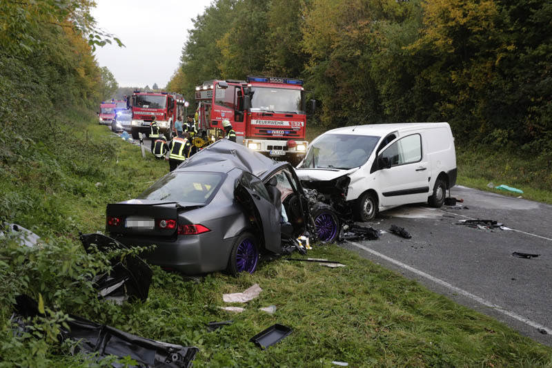 Drei Menschen bei Autounfall bei Bretten schwer verletzt - B294 ...