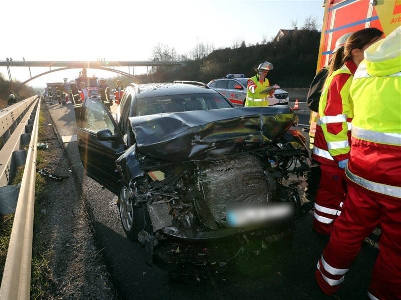 Acht Personen, darunter vier Kinder, nach Unfall an Stauende schwer ...