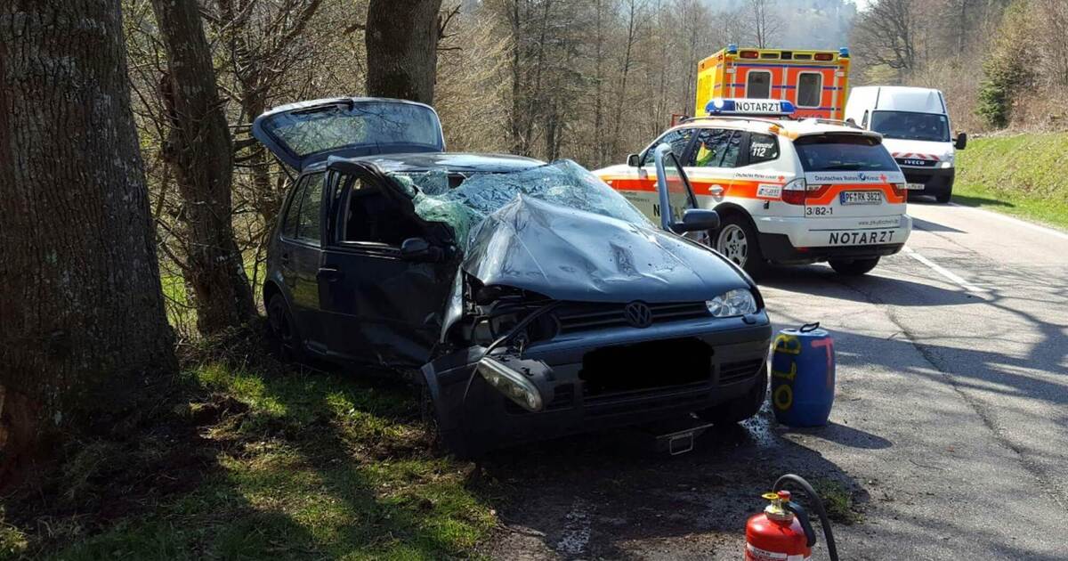 18-jähriger Autofahrer prallt gegen Baum und verletzt sich schwer - Region - Pforzheimer-Zeitung