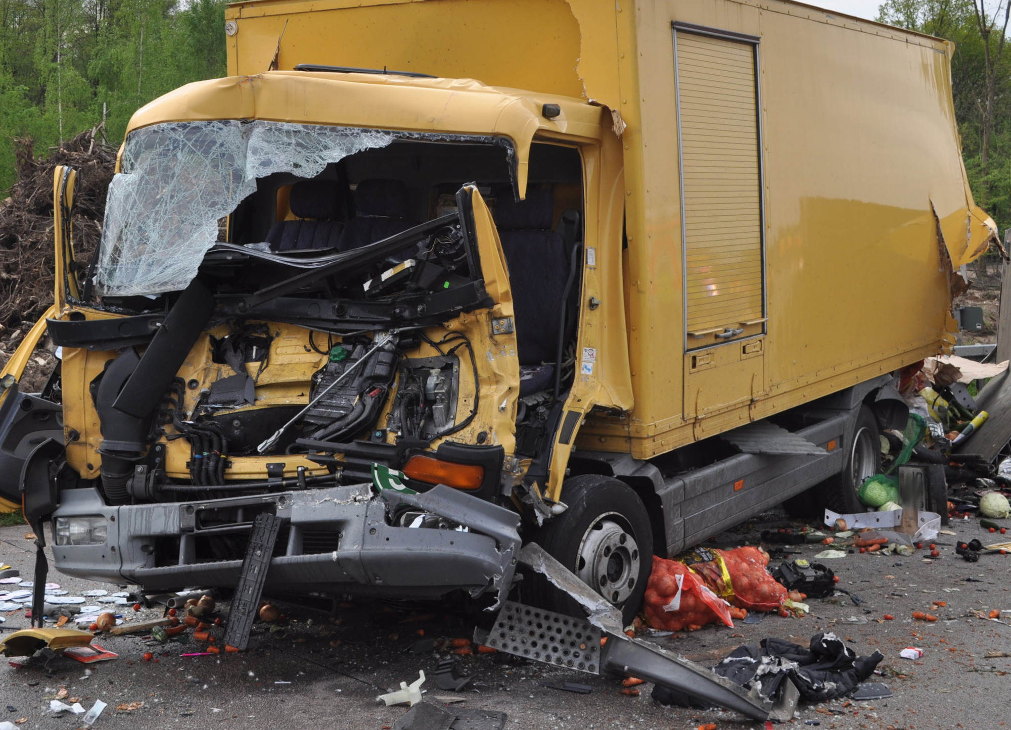 Schwerer Lkw-Unfall: Fahrer wird eingeklemmt und lebensgefährlich ...