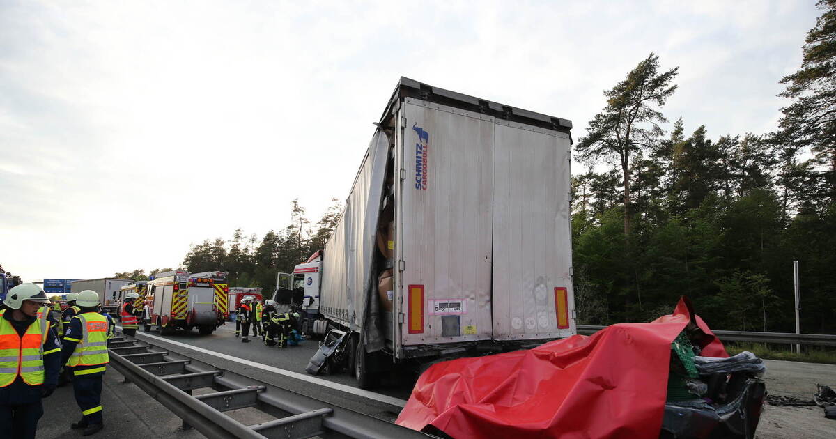 Vier Menschen sterben bei fürchterlichem Unfall auf A6 - Bildergalerien - Pforzheimer-Zeitung