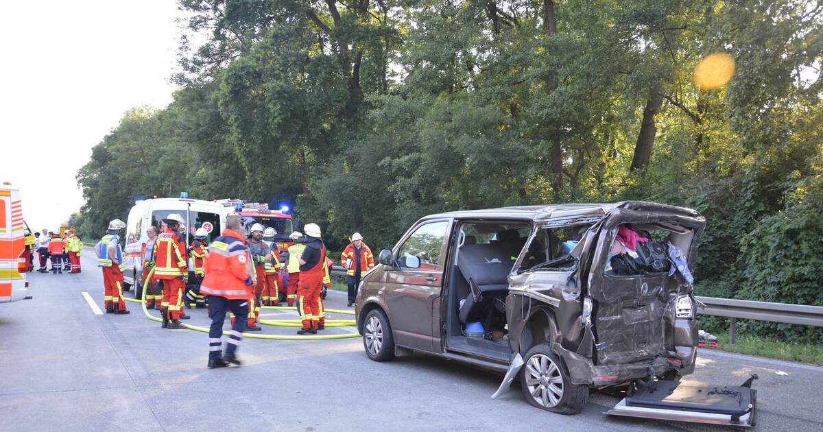 Heftiger Crash: Lkw rast in Auto von fünfköpfiger Familie - schwer verletzt - Baden-Württemberg ...