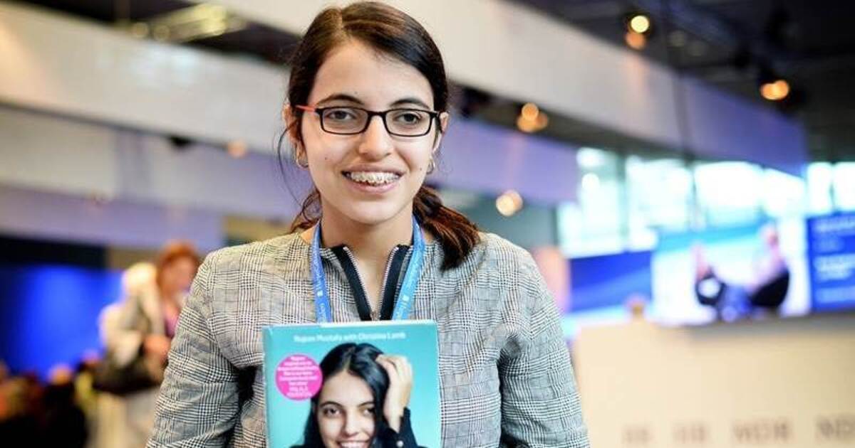 Nujeen Mustafa stellt ihr Buch über die Flucht im Rollstuhl vor ...