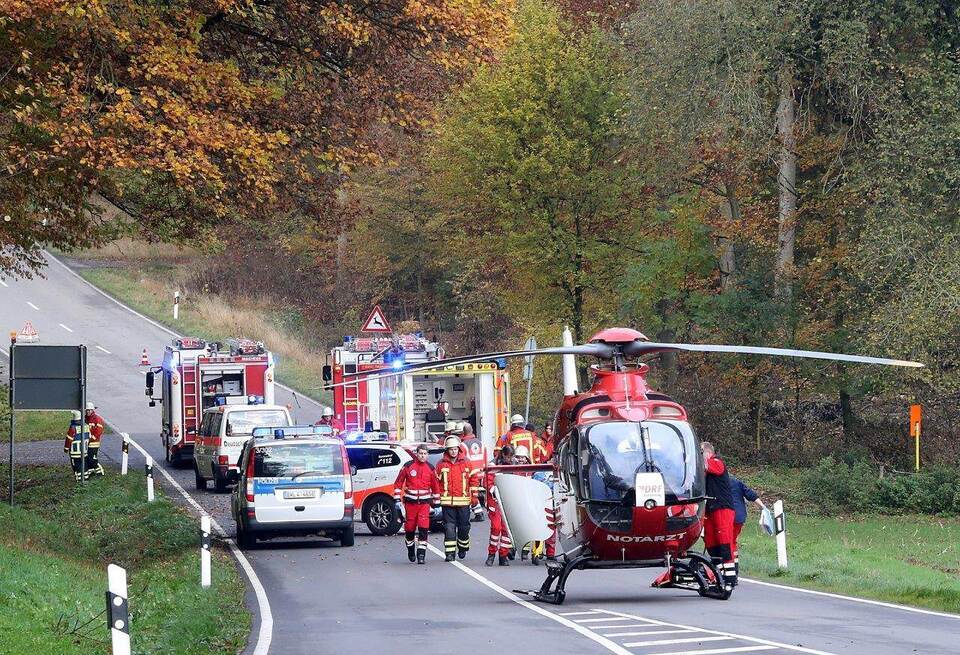 Auto prallt gegen Baum – Fahrer schwer verletzt - Region - Pforzheimer-Zeitung