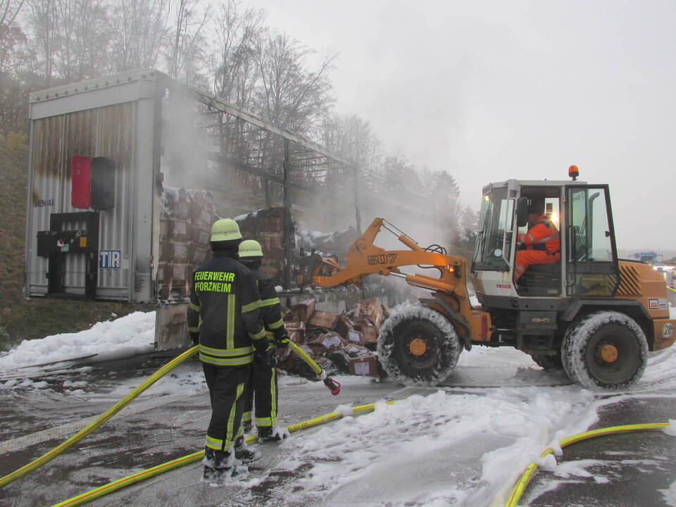 Lkw-Anhänger mit Textilien brennt auf der A8 bei Heimsheim - Region - Pforzheimer-Zeitung