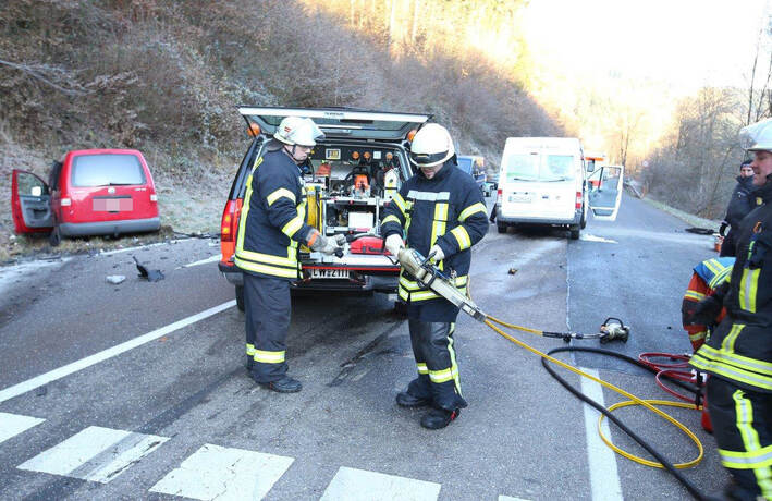 Sechs Verletzte bei heftigen Crash auf B463 - Bildergalerien ...