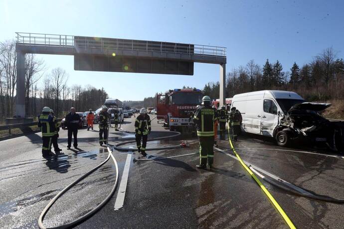 Schwerer Unfall bei Pforzheim Süd - Drei Fahrzeuge brennen ...
