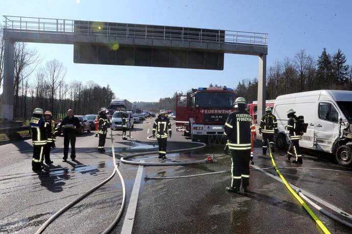 Schwerer Unfall bei Pforzheim Süd - Drei Fahrzeuge brennen ...