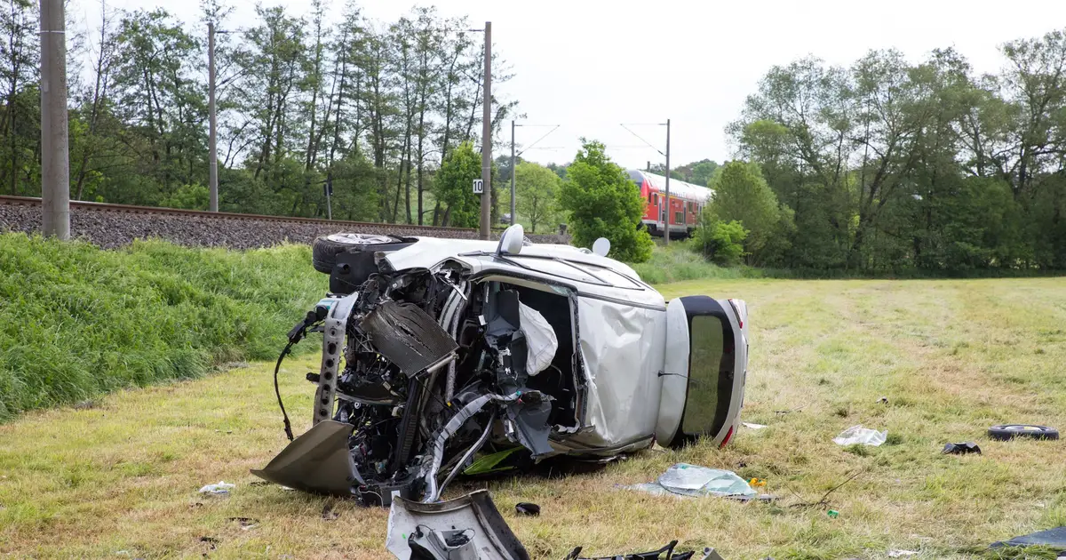 Horror-Unfall auf Bahnübergang: Zug rammt Auto - Deutschland und ...