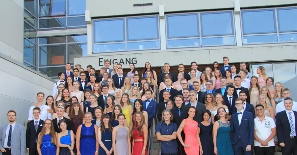 Abiball in Neuenbürg: Gymnasium verabschiedet 96 Schüler feierlich ...