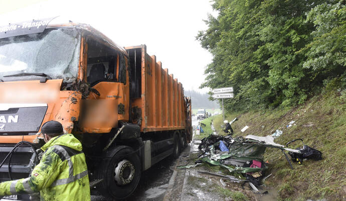 Nach Unfall mit fünf Toten - Fahrer schon einmal mit Lkw umgekippt