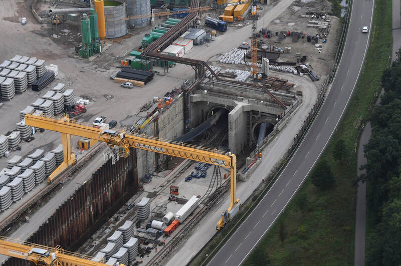 Bahn-Tunnel bei Rastatt wird mit Beton gefüllt - Foto - Pforzheimer Zeitung