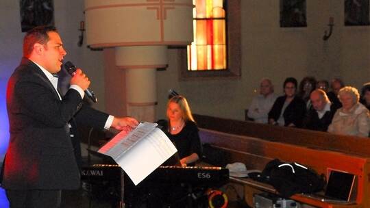 Große Klänge in katholischer Kirche in Ersingen - Region - Pforzheimer ...