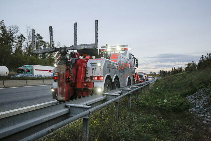 Umkippen verhindert: Sattelzug fährt in A8-Bankett - Bildergalerie ...