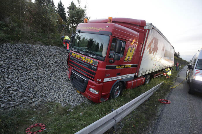 Umkippen verhindert: Sattelzug fährt in A8-Bankett - Bildergalerie ...