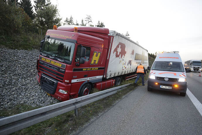 Umkippen verhindert: Sattelzug fährt in A8-Bankett - Bildergalerie ...