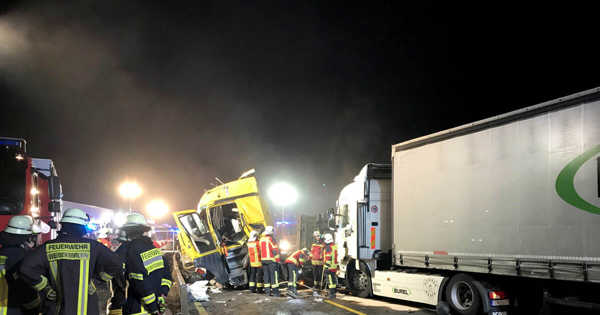 Drei Tote bei schrecklichem Unfall auf Autobahn - Feuerwehr bespritzt ...