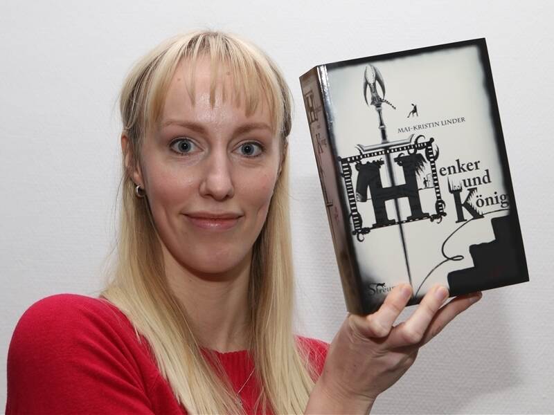 Debüt bei eigenem Verlag: Pforzheimerin veröffentlicht Fantasy-Roman ...