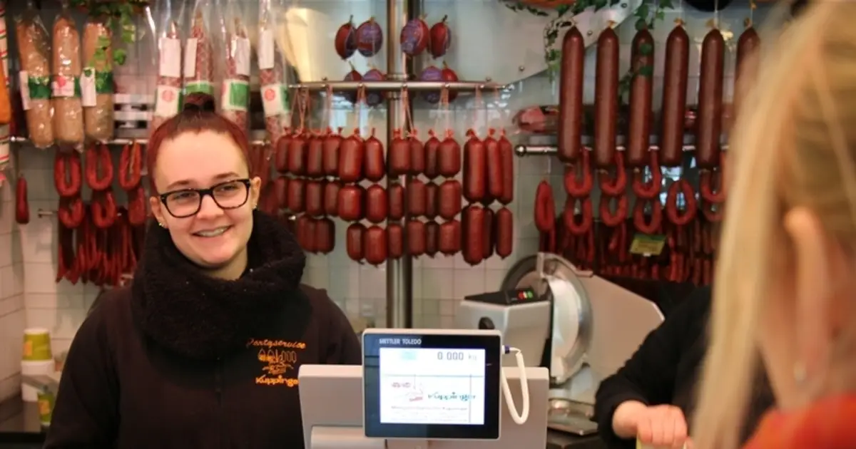 Lisa Hofsäß ist Azubi des Monats Februar: Die Fleischtheke ist ihr ...