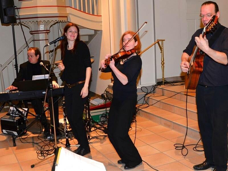 Hamburger Band reißt Publikum in der Siloah-Kirche in Ispringen mit ...