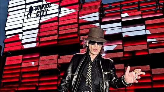 Lindenberg eröffnet seine „Panik City“ auf der Reeperbahn - Kultur ...