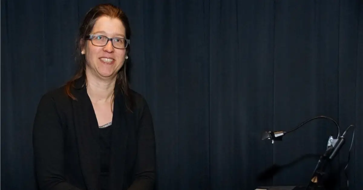 Im KoKi begleitet Barbara Lenz den Stummfilm „Die Puppe“ live am Piano ...