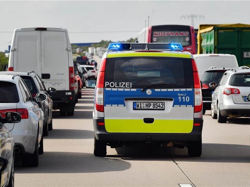Autobahnpolizei macht Ernst bei Rettungsgassen-Problemen - Baden ...