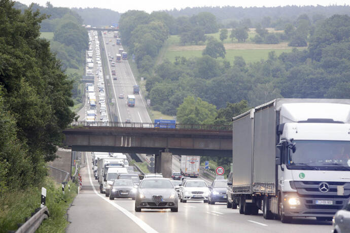 Crash mit drei Lkw auf A8: Kilometerlanger Stau - Bildergalerie - Pforzheimer-Zeitung