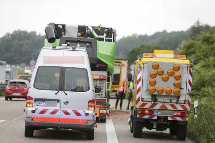 Crash mit drei Lkw auf A8: Kilometerlanger Stau - Bildergalerie - Pforzheimer-Zeitung