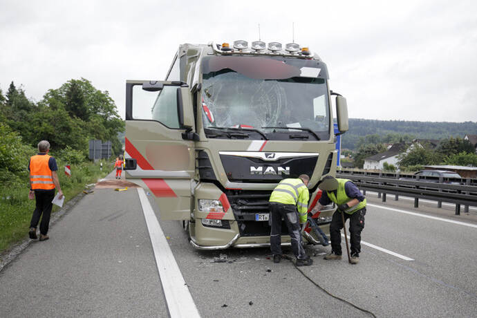 Crash mit drei Lkw auf A8: Kilometerlanger Stau - Bildergalerie - Pforzheimer-Zeitung