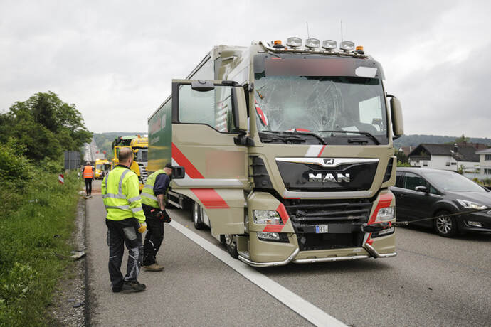 Crash mit drei Lkw auf A8: Kilometerlanger Stau - Bildergalerie - Pforzheimer-Zeitung