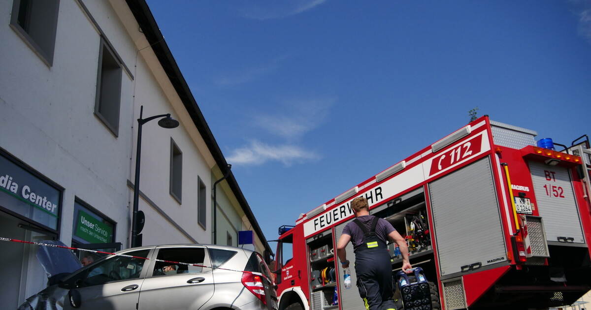 Spektakulärer Unfall in Bretten: Auto fährt in Ladengeschäft - Region ...