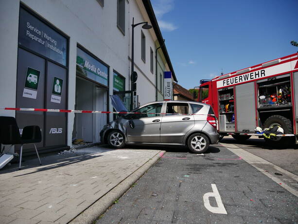 Spektakulärer Unfall in Bretten - Bildergalerie - Pforzheimer-Zeitung