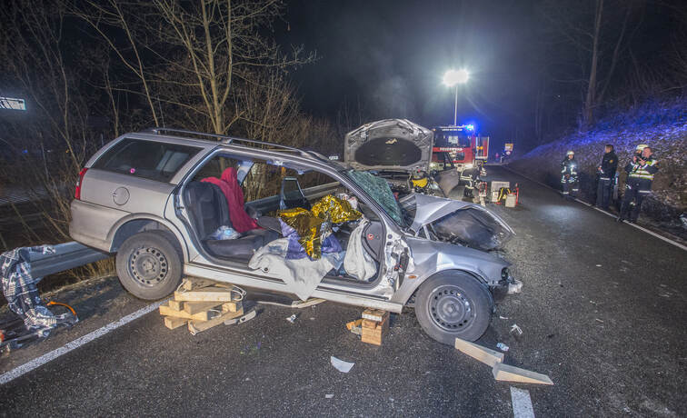 Vier Verletzte nach schwerem Unfall auf der B294 - Bildergalerie - Pforzheimer-Zeitung