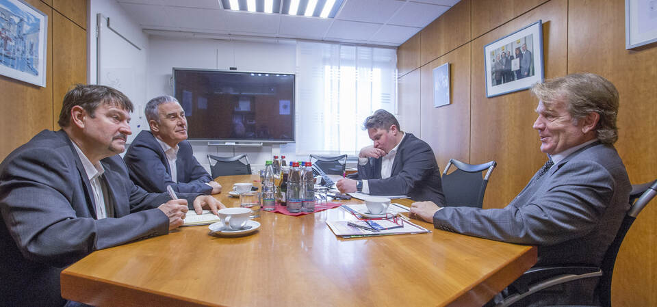 Rutronik knackt Umsatzmilliarde: Ispringer Familienunternehmen in ...