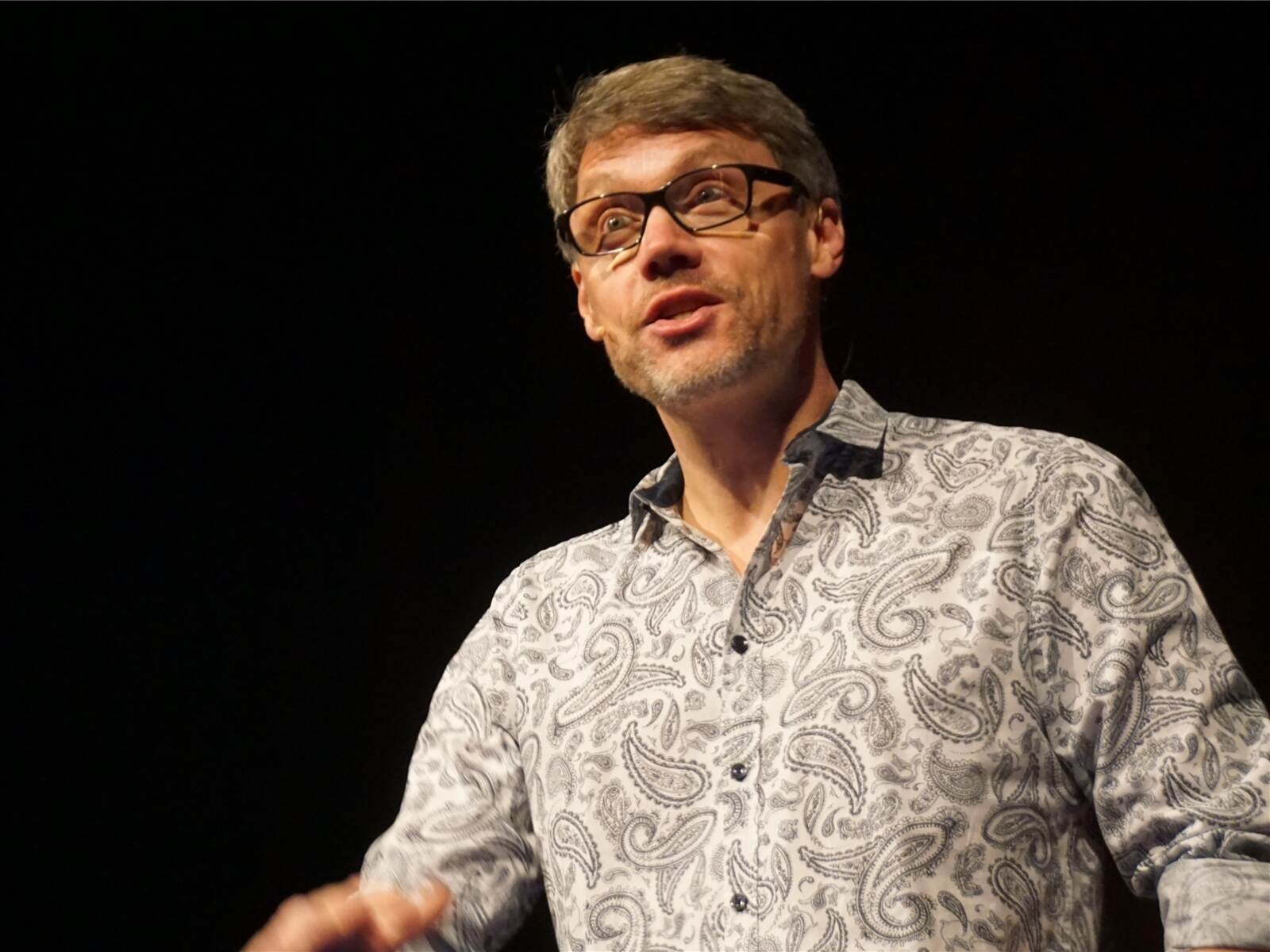 Verrückte Welt: Christoph Sieber hält Publikum den Spiegel vor - Kultur ...